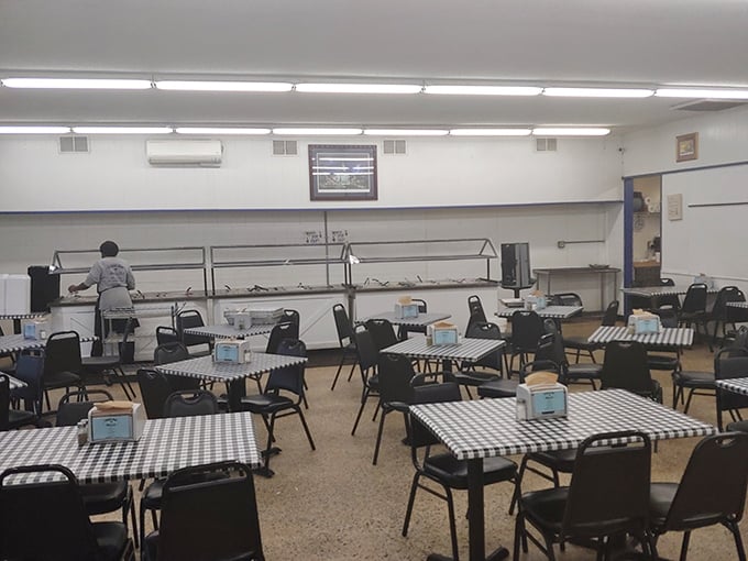 Simple tables with blue-checkered cloths set the stage for serious eating. This isn't a place for Instagram &ndash; it's where locals come to actually enjoy their food.