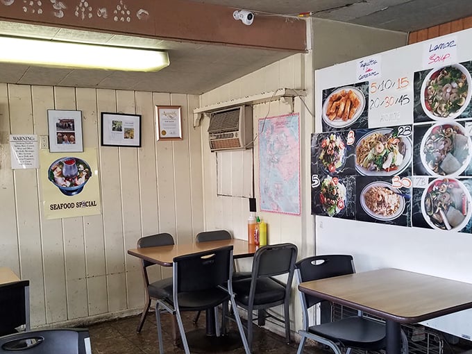 Inside, simplicity reigns supreme. No fancy chandeliers or designer furniture&mdash;just the promise of extraordinary flavors in an ordinary setting.