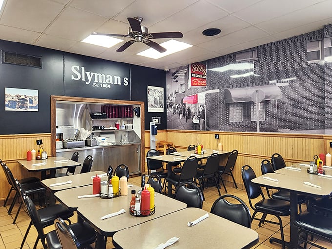 No-frills nostalgia with a side of history. The wood-paneled walls and simple tables say, "We're here for the food, not the feng shui."