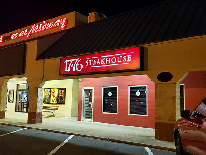 1776 Steakhouse glows like a patriotic beacon at night. History and sizzling steaks – a revolution for your taste buds!