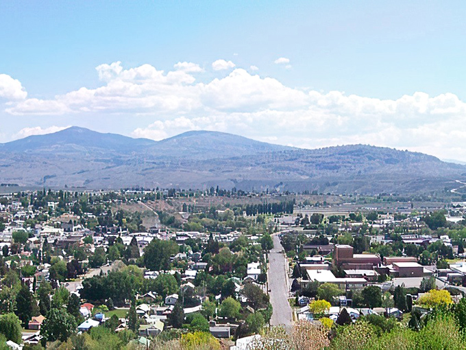 Omak's rolling hills paint the perfect backdrop for affordable living. That view alone would cost millions elsewhere!