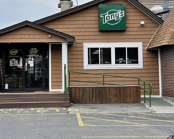 Tony's Pizza keeps it simple on the outside &ndash; like your favorite uncle who doesn't brag but makes the best Sunday gravy in town.