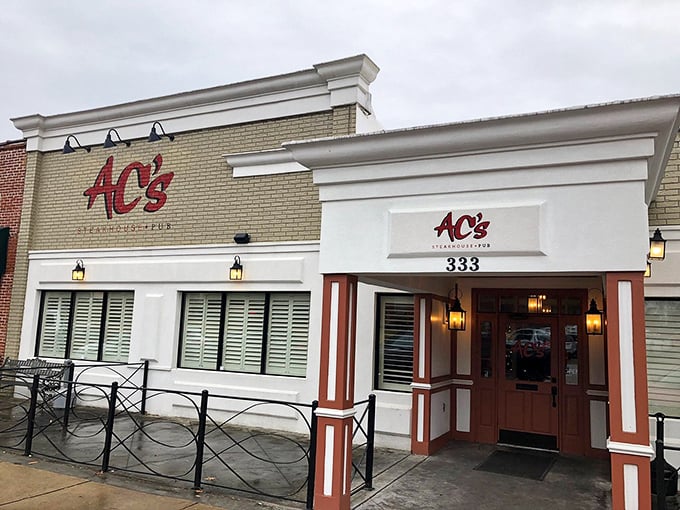 Clean lines and classic styling announce that AC's takes its steaks seriously. This isn't their first rodeo with ribeyes!