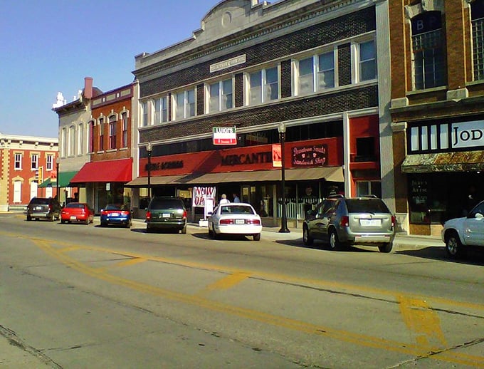 Downtown Chanute offers that perfect small-town movie set vibe, where you half expect Jimmy Stewart to come strolling around the corner.