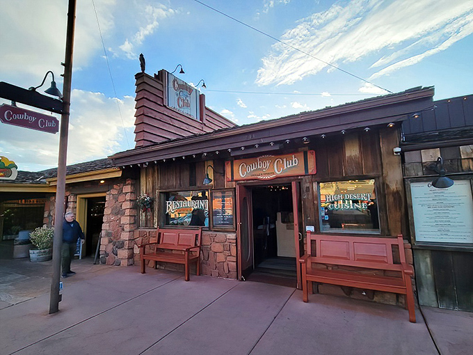 Those wooden benches have seen more satisfied customers than a diner in a Rockwell painting. 