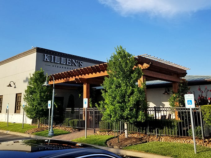 Elegant yet unpretentious, like that friend who dresses simply but always looks amazing. Steak perfection awaits.