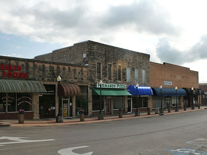 Romano's Pizza beckons hungry visitors in Mountain Home. Nothing says "small town America" quite like a family pizzeria on Main Street!