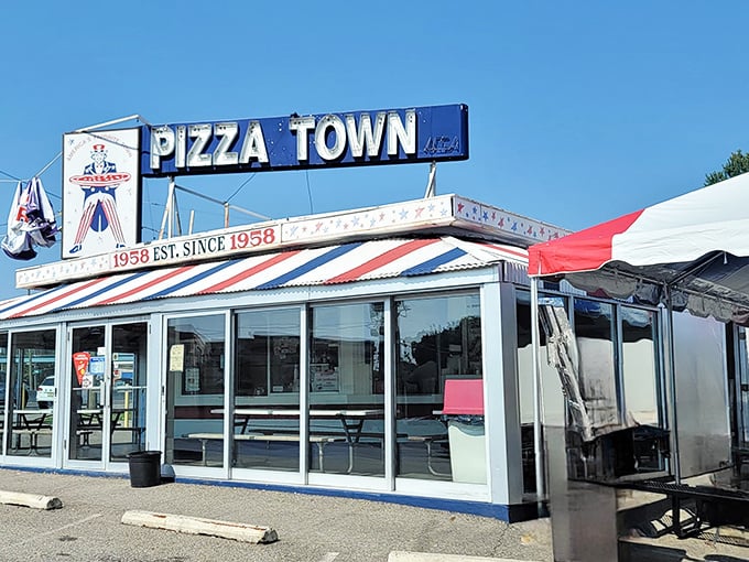 Stars, stripes, and slices! This red, white, and blue pizza landmark looks like it was designed by Norman Rockwell's hungry cousin.