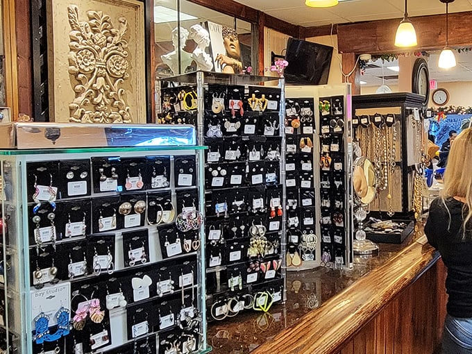 Jewelry hunters, prepare to strike gold! This meticulously organized display case proves secondhand doesn't mean second-rate when it comes to accessorizing. 