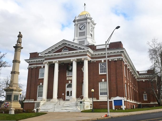 Meriden City Hall's stately columns and classic brick fa&ccedil;ade remind us that small-city governance can still look impressively dignified.