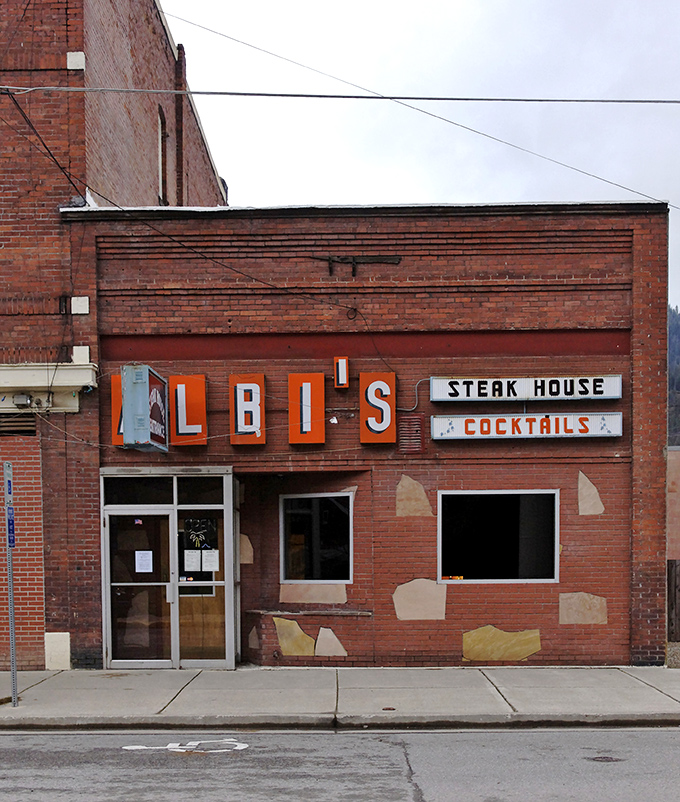 Albi's iconic neon sign promises steaks and cocktails in a no-nonsense brick building that's been satisfying hungry miners and tourists alike for generations.