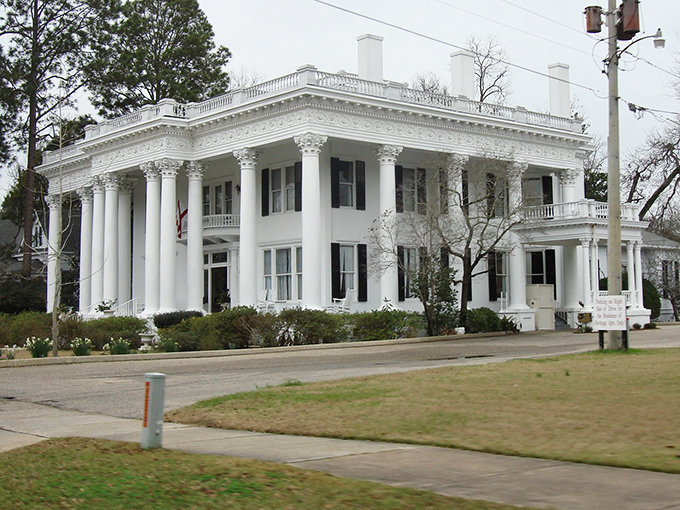 Shorter Mansion stands like a Southern belle dressed in her Sunday best&mdash;those columns aren't just architectural features, they're exclamation points.