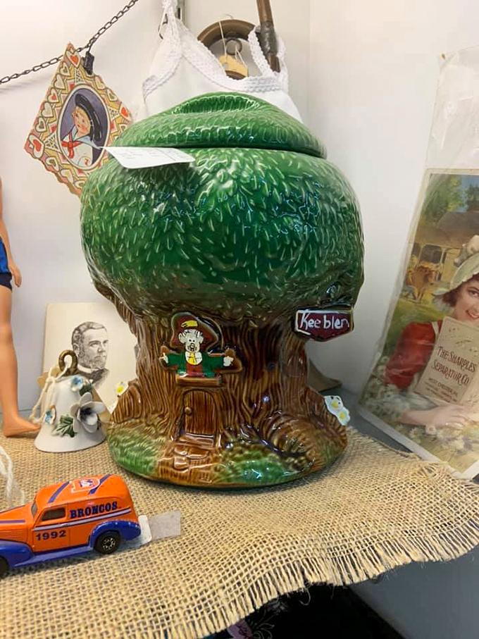 Not your average cookie container! This whimsical Keebler tree house cookie jar would make even the most serious collector giggle with childlike delight.