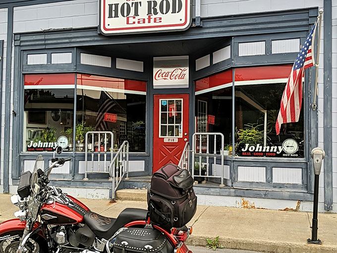 The Hot Rod Caf&eacute; isn't just serving meals&mdash;it's dishing up Americana with a side of nostalgia that tastes better than your childhood memories.