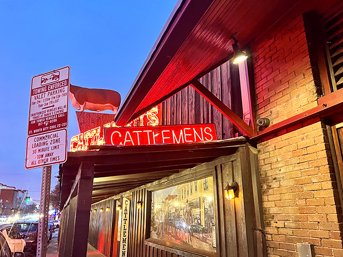 Cattlemen's neon glow has been drawing hungry Texans since 1947. Even the sign seems to say, "Trust us, we know our way around beef."
