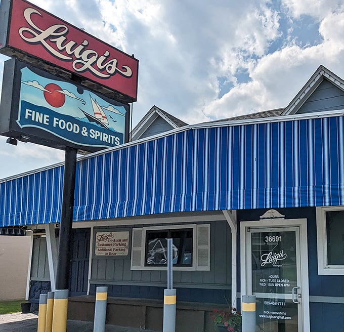 Nautical vibes meet pizza perfection! Luigi's blue-striped awning feels like summer on Lake St. Clair.
