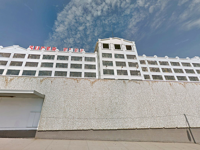 The Apple Tree Mall sign promises antiques and collectibles - Missouri's answer to treasure hunting heaven. 