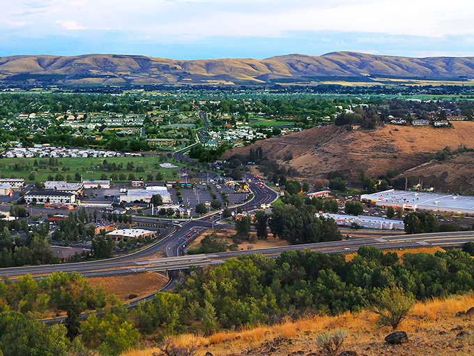 Yakima Valley spreads out like nature's discount grocery store. Three hundred days of sunshine included at no extra charge!