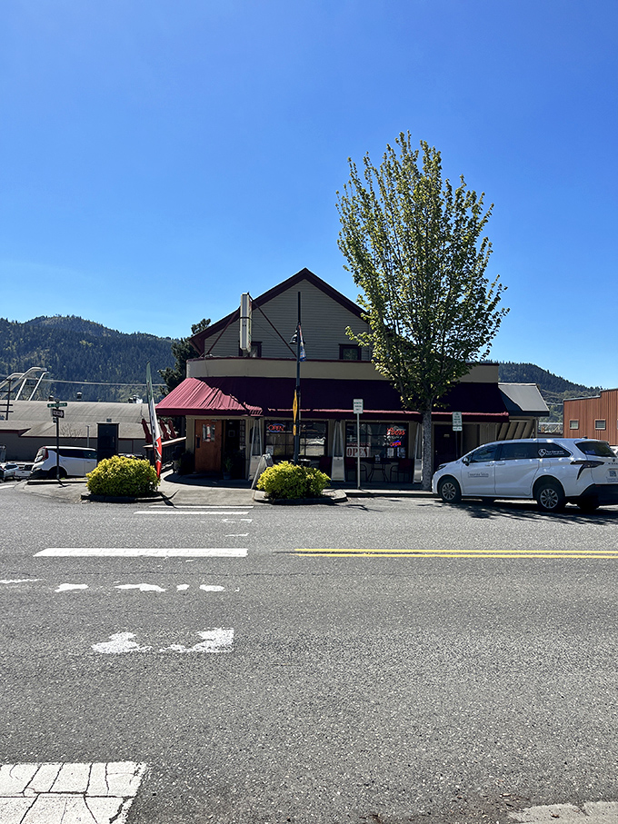 That jumbo slice sign isn't kidding around. At Beneventi's, lunch specials come with a side of "how am I supposed to eat all this?"