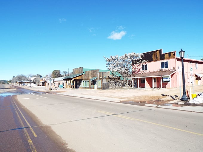 The charming storefronts of Payson offer small-town shopping without big-city prices &ndash; your wallet will send you a thank-you note.