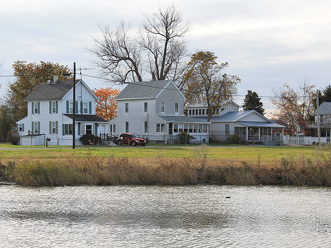 The tree-shaded streets of Smyrna offer that perfect blend of yesterday's charm and today's convenience. Just look at those well-preserved facades!
