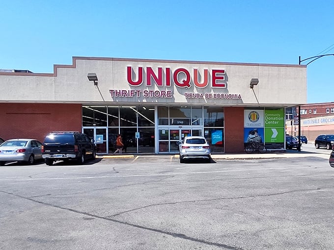 "Tienda de Econom&iacute;a" indeed! This bilingual bargain haven welcomes all treasure hunters to its sprawling aisles of possibility.