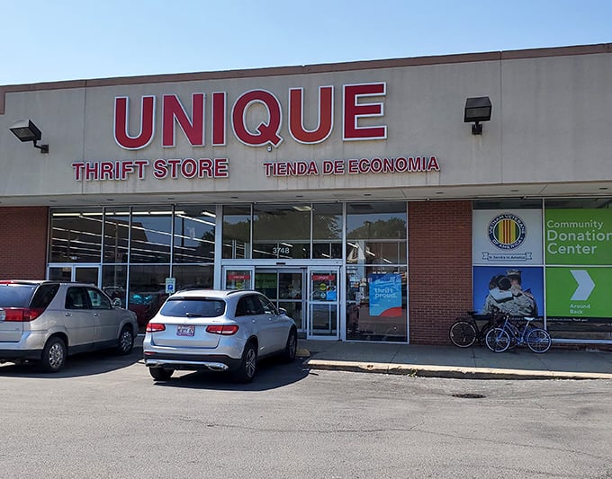 "Tienda de Economia" indeed! This Chicago thrifting institution welcomes treasure seekers from all walks of life.