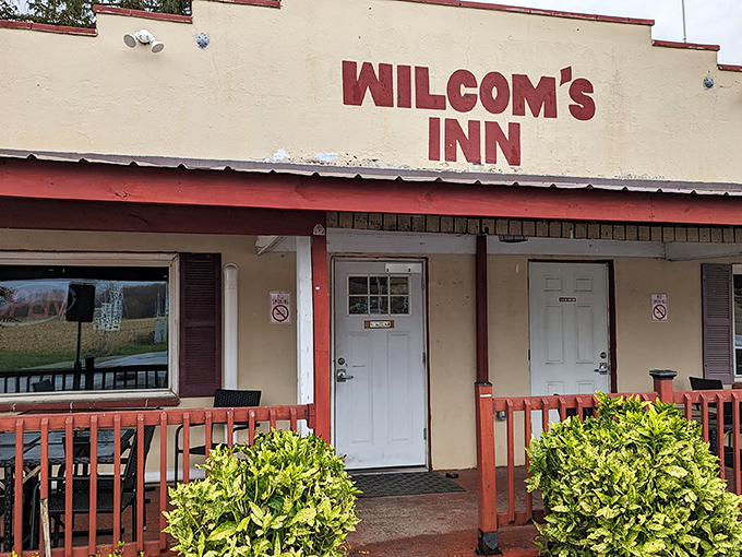 This unassuming roadside spot might not look fancy, but that's the universal sign for "the food is the real star here."