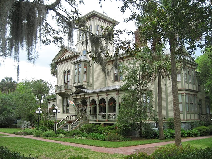 This Victorian masterpiece draped in Spanish moss looks like it should be hosting murder mystery dinners or, at minimum, serving exceptional afternoon tea.