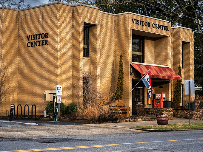 The Visitor Center welcomes travelers with that distinctly Southern architectural statement: "Come on in, we've got maps and we're not afraid to use them."