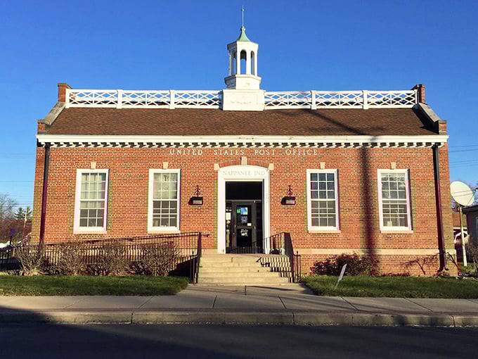 Even the Post Office in Nappanee has architectural character. No wonder the letters here smell faintly of cinnamon and nostalgia.