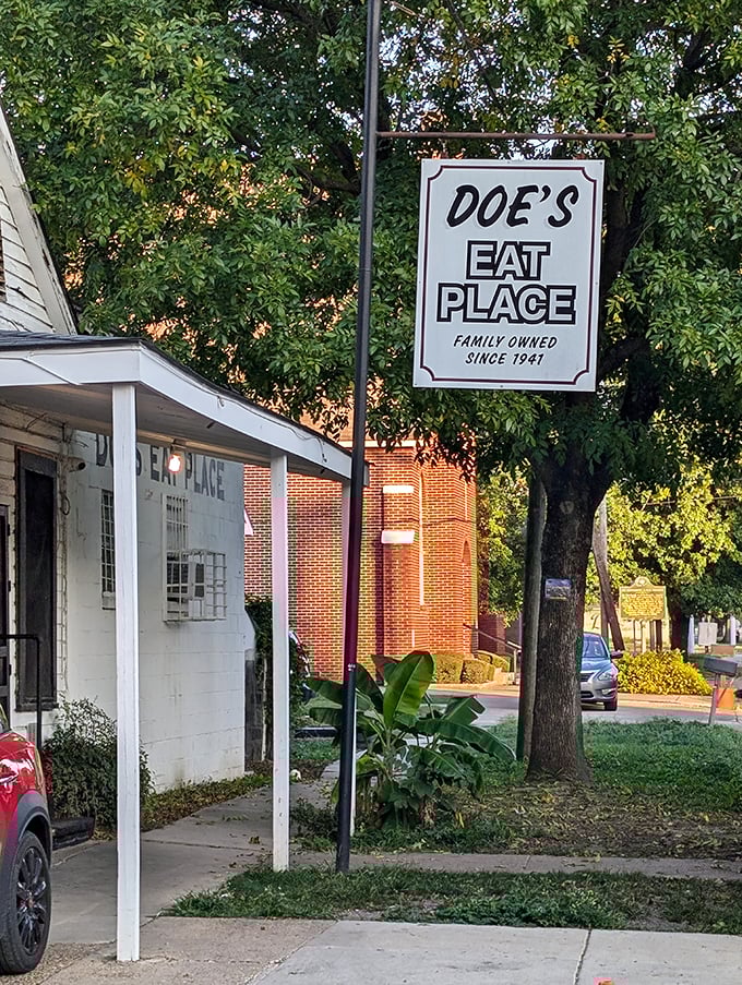 That simple sign speaks volumes to those in the know. Doe's doesn't need fancy advertising when the steaks do all the talking.