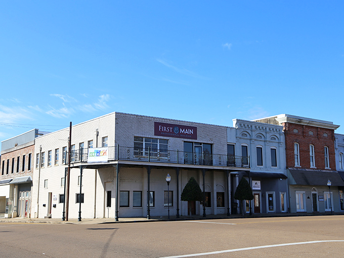 Grenada's courthouse stands proud, like that dignified Southern gentleman who still wears a suit to Sunday brunch.