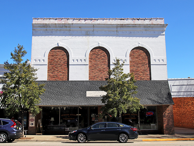Small-town charm with big-time character. Camden's storefronts maintain their historic appeal while housing modern treasures inside.