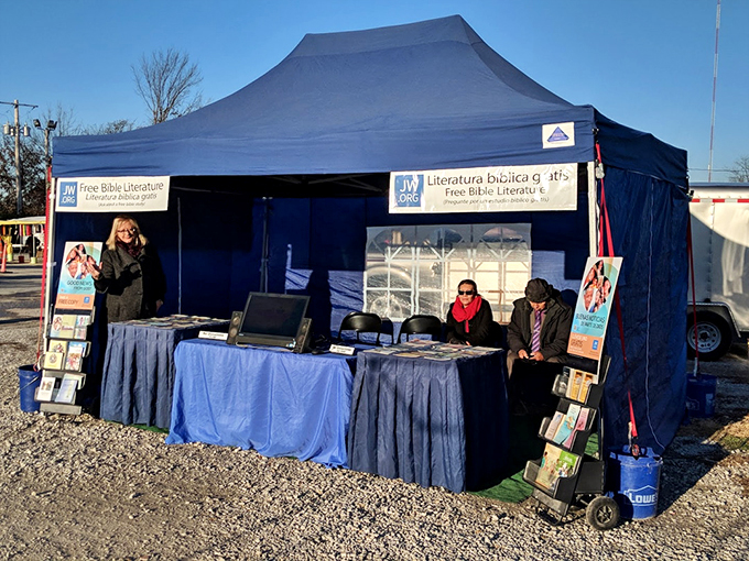 Drive-in flea market vibes where cars become stores and every tailgate tells a story. 