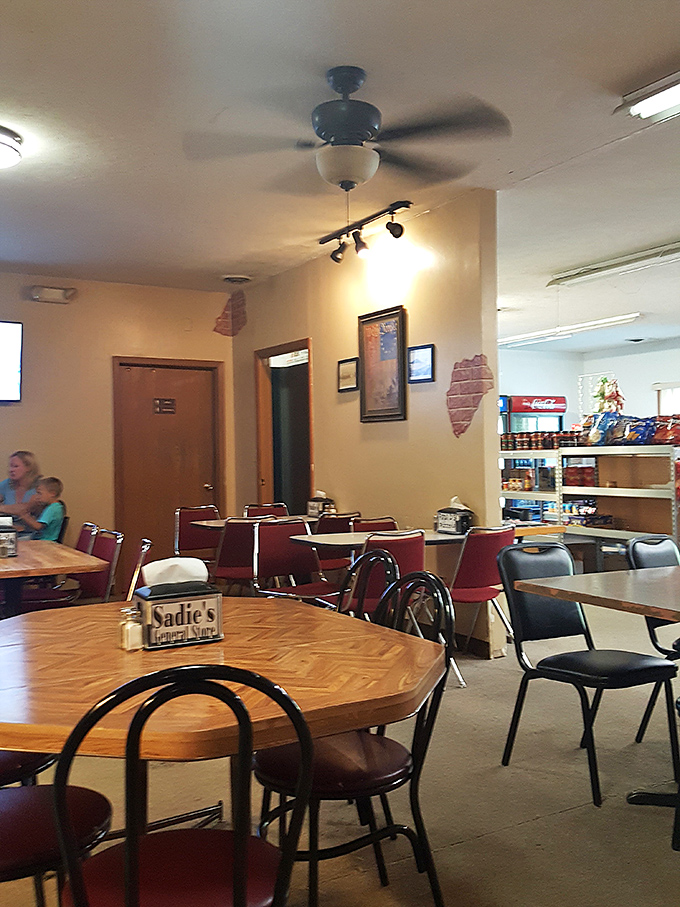 Simple tables, ceiling fans, and pizza worth driving across Nebraska for &ndash; Papa D's has priorities straight! 