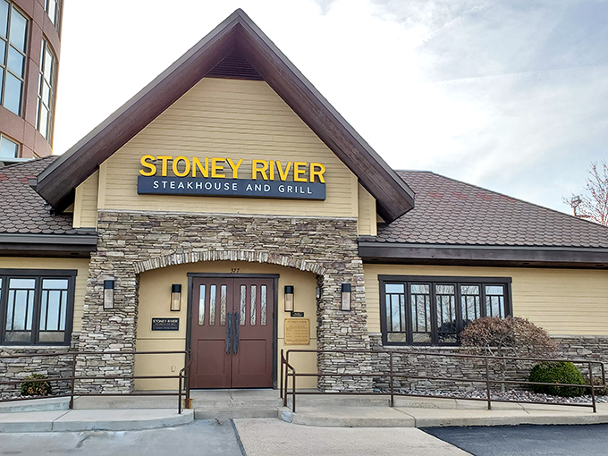 Like a cozy cabin that happens to serve world-class beef, Stoney River's entrance invites you into a meat lover's dream retreat.