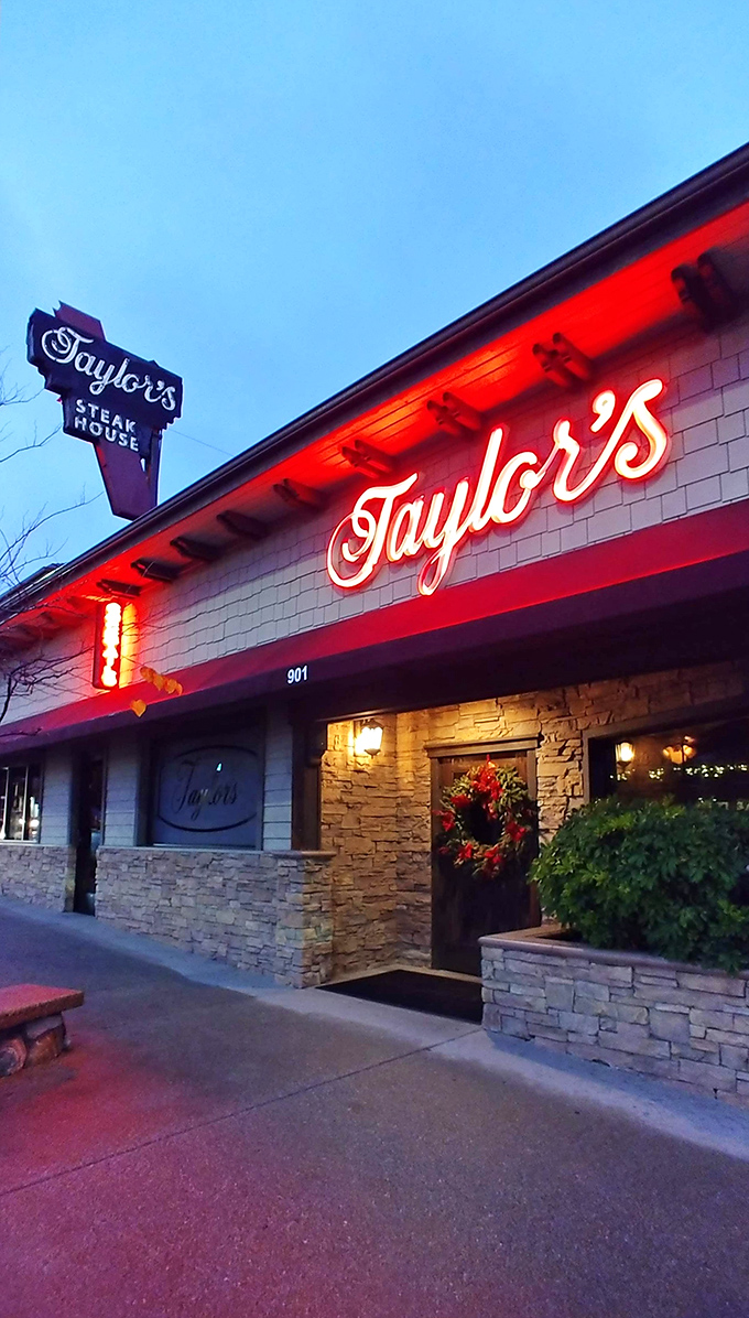 When Taylor's red neon glows at night, it's like a lighthouse for the surf-and-turf set. Beckoning you to beefy shores!