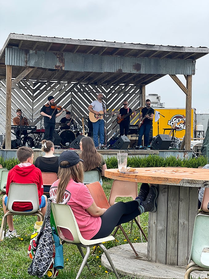 Nothing completes the treasure-hunting experience like live music under a rustic shelter, where melodies float across the grounds.