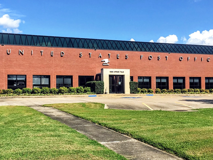 Even the post office in Heber Springs maintains a certain dignity—a brick reminder that some institutions remain steadfast through changing times.