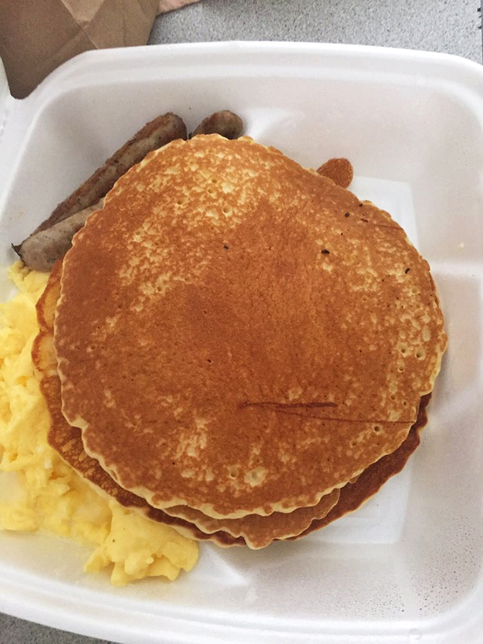The French toast at Libby's arrives dusted with powdered sugar like a light Delaware snowfall, transforming ordinary bread into something worth crossing county lines for. 