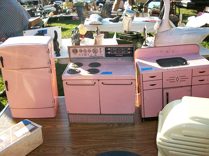 The kitchen set that launched a thousand childhood restaurants. These pink appliances are what HGTV looked like in 1960.