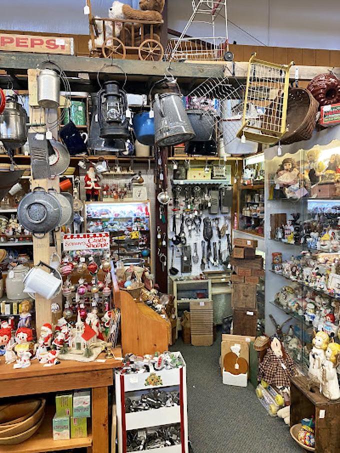 Where Christmas never ends and nostalgia hangs from the ceiling. This booth is what happens when your grandparents' attic gets organized by professional curators.