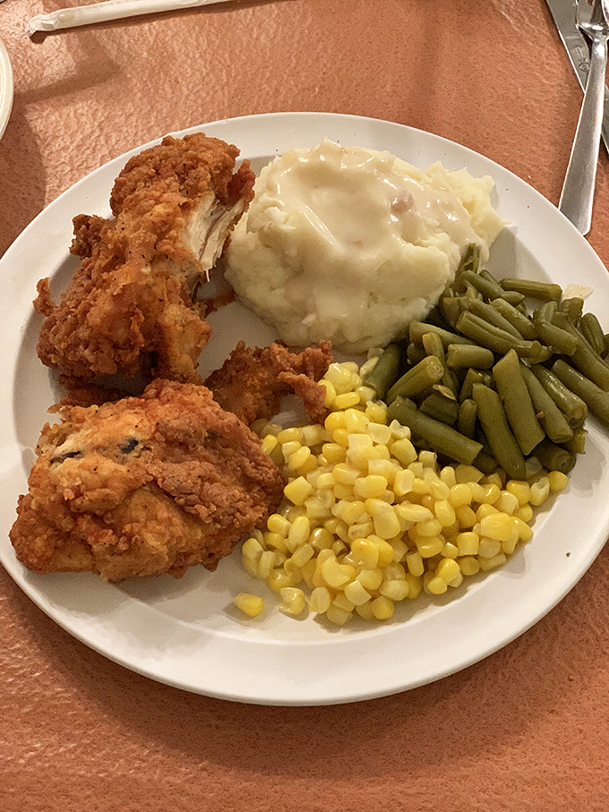 The complete Monte Ne experience on one plate: crispy chicken, cloud-like mashed potatoes, and vegetables that remember their roots.
