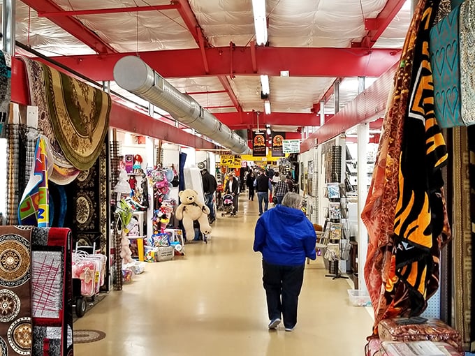 The weekend pilgrimage in action – shoppers on the hunt. Notice the determined pace that says "I spotted something three booths ahead."