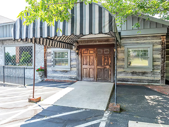 Hermitage Steak House (Hermitage): Log cabin vibes with a striped awning &ndash; where Paul Bunyan would go for a night out.
