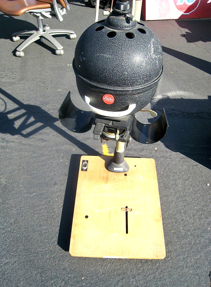 Vintage barbecue gold! This classic Weber grill has probably witnessed more backyard gatherings than a neighborhood gossip. Someone's summer cookouts are about to get an upgrade.