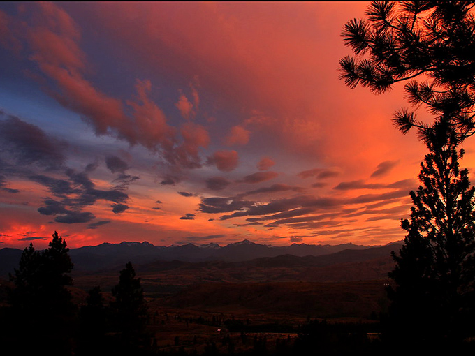 Mother Nature showing off her sunset palette over the Methow Valley, painting the sky in colors that would make even Bob Ross whisper "happy little clouds."