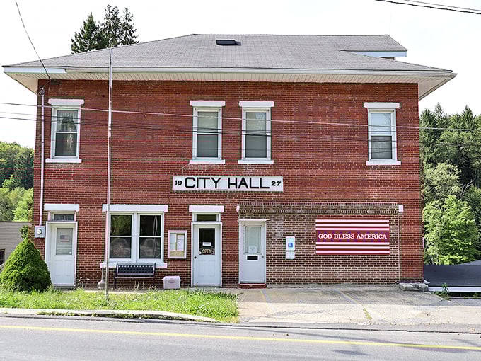 Thomas City Hall keeps things refreshingly simple &ndash; no labyrinthine bureaucracy here, just a straightforward brick building and a patriotic banner.