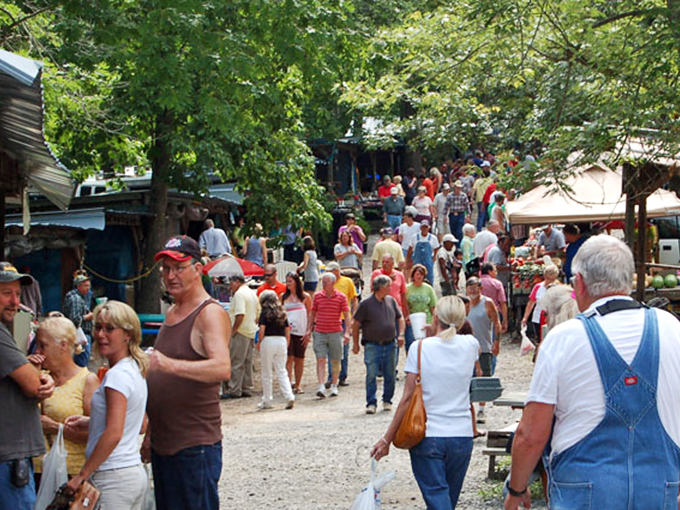 That yellow sign promises two Tennessee essentials - great bargains inside and brick oven pizza when shopping works up an appetite!